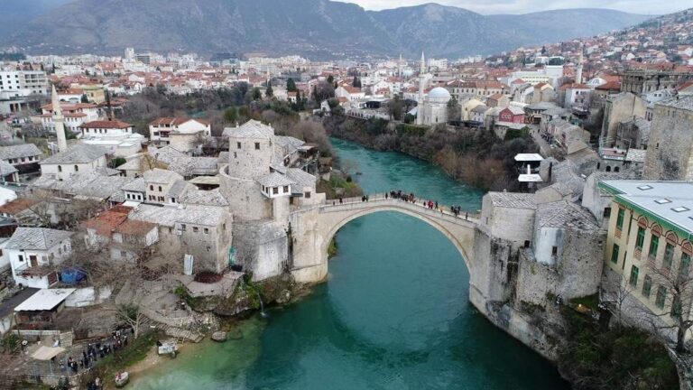 Tragom domovine | Stari most u Mostaru: Simbol mira i povezivanja na ...